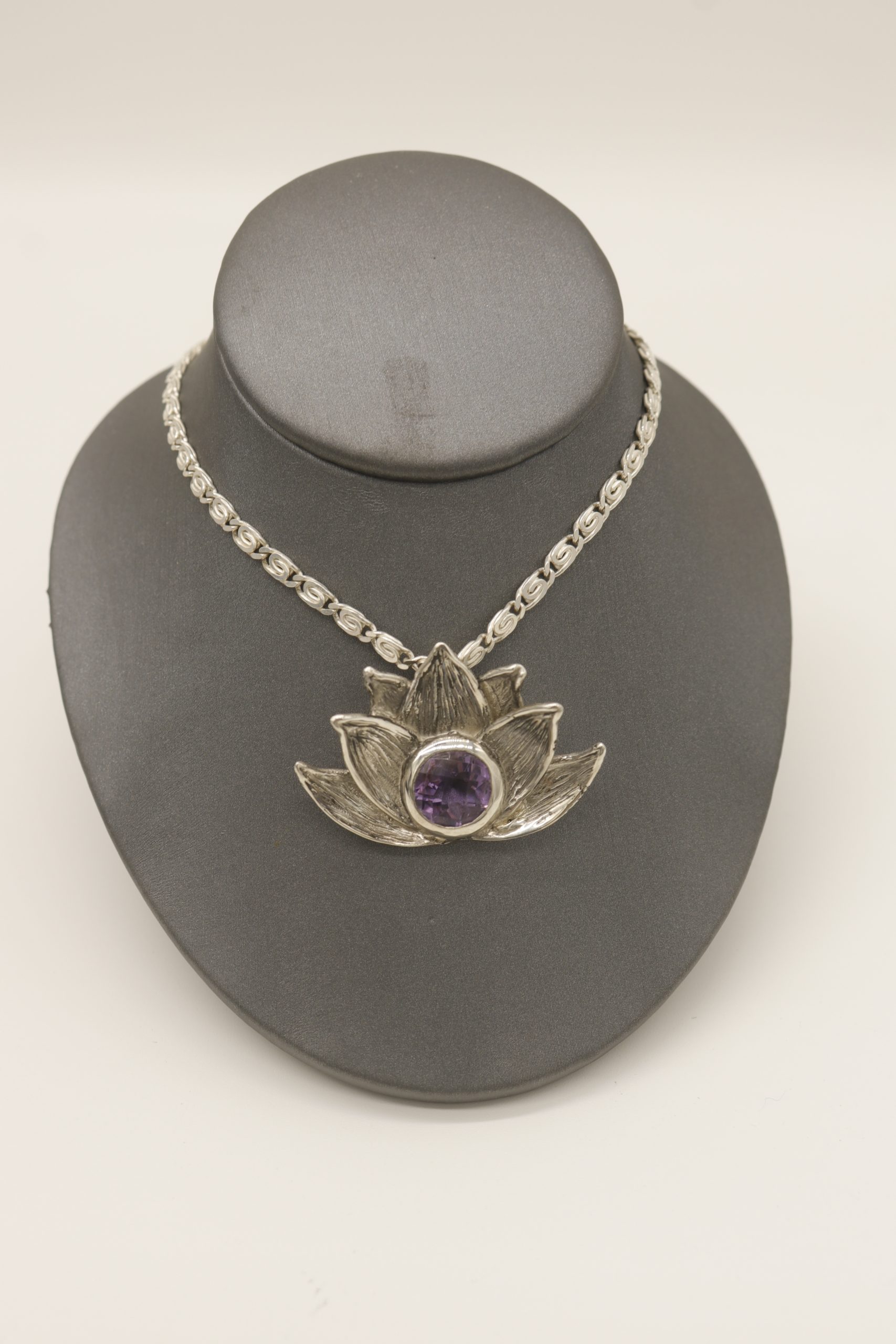 silnova and amethyst lotus pendant | vista cañas